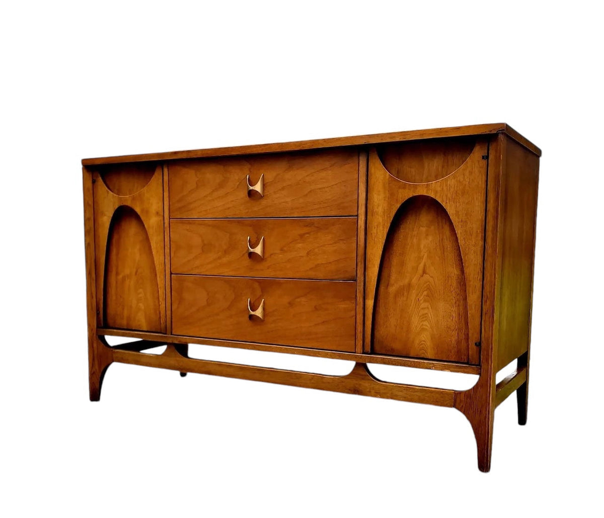 Who designed the Brasilia collection for Broyhill furniture — Big Whale ...